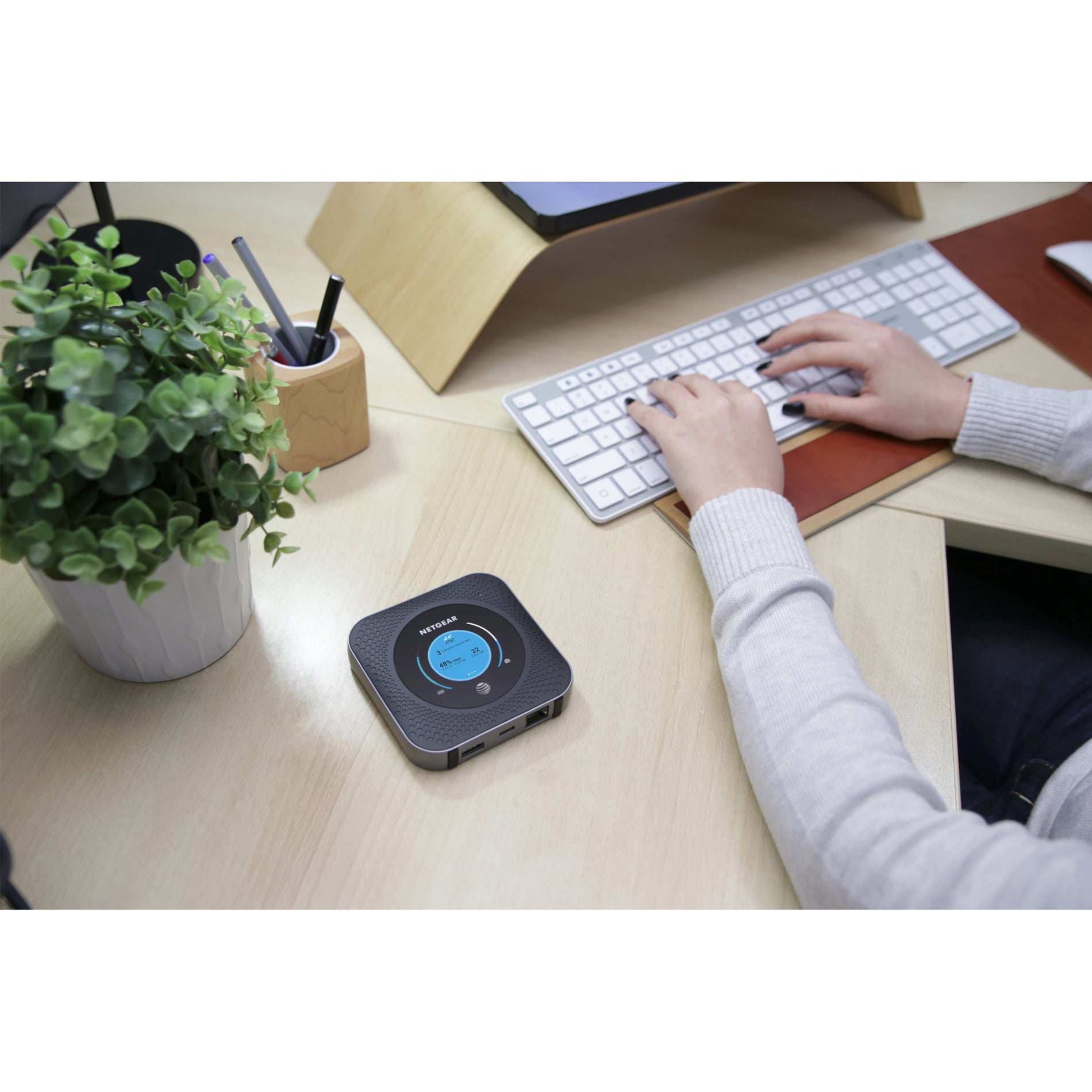 Netgear MR1100-100NAS Nighthawk M1 Mobile Router, 4G LTE, Wi-Fi 5, Gig ...